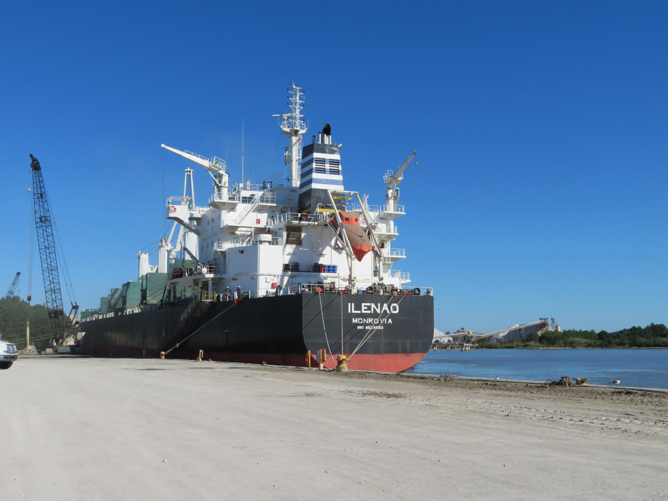 Ilenao: Offloading Clinker – CORE INDUSTRIES